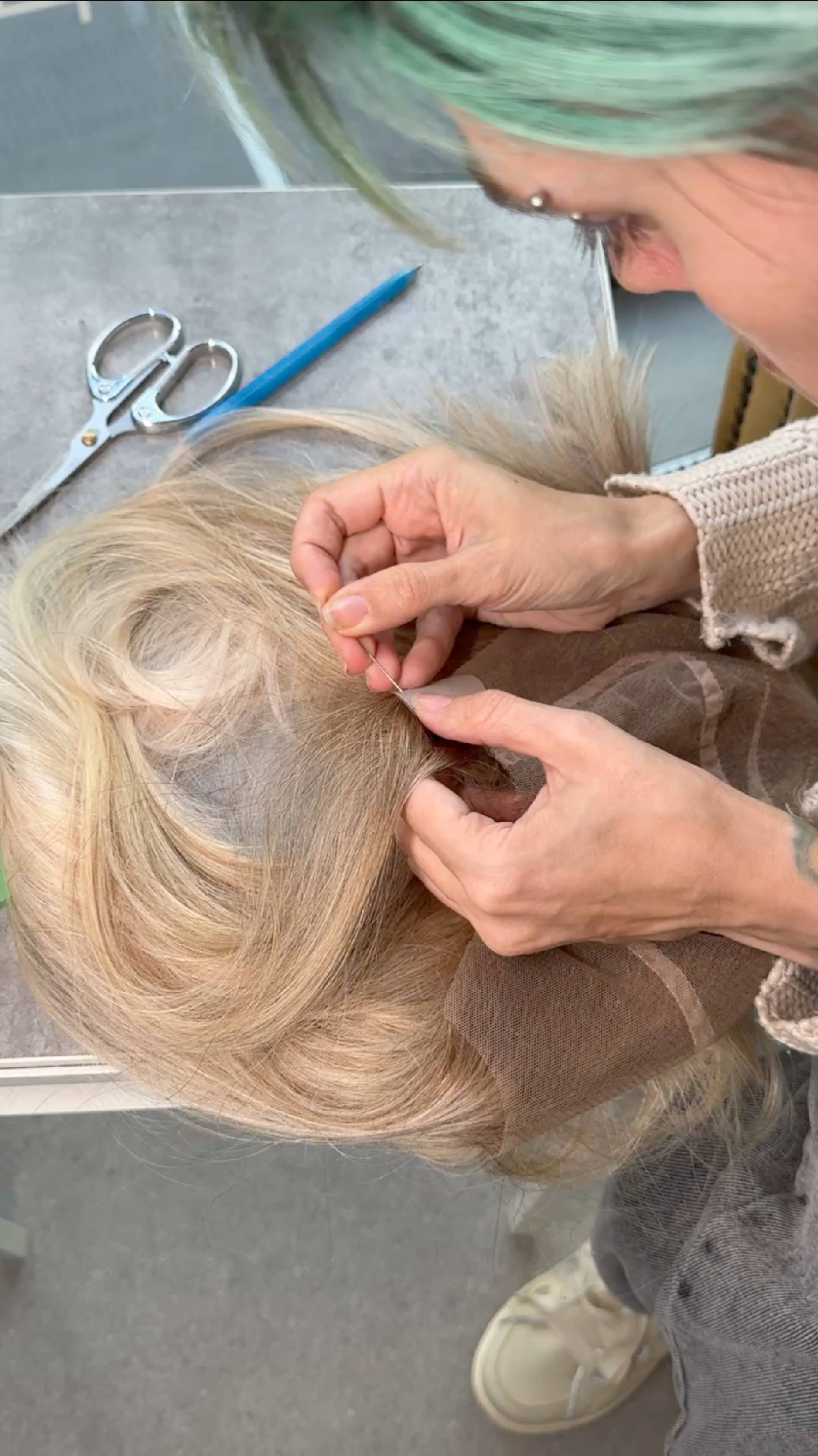 Как приклеить парик? Как установить систему замещения волос? Приклеиваем парик на полоски-скотч