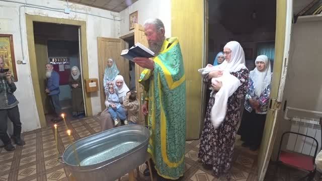Крещение Софии Головач в Крестовоздвиженском храме г. Барнаула о. Иоакимом Лапкиным. 03.08.2025 г.