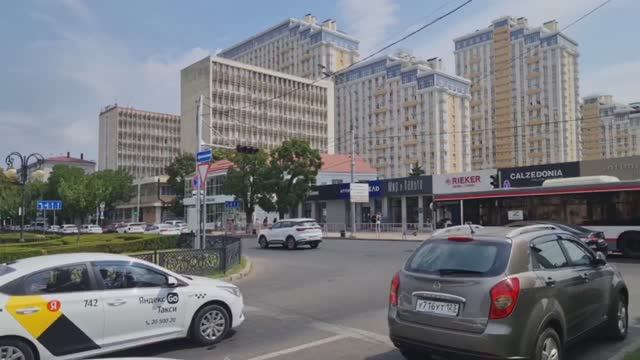 Краснодар. Август 2025 года. Гигантский ЖК глазами обывателя.