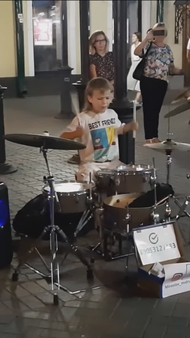 Юный барабанщик на Баумана в Казани