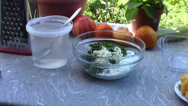 Малосольные томаты с зеленью и чесноком