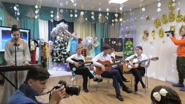 С Новым годом люди!  Группа "Весёлые нотки"