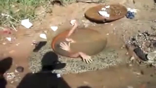 КУПАЮТСЯ В КАНАЛИЗАЦИИ))) С ВОДОЙ ПЛОХО ИЛИ С ГОЛОВОЙ))) СМОТРЕТЬ ВИДЕО ПРИКОЛ 2025