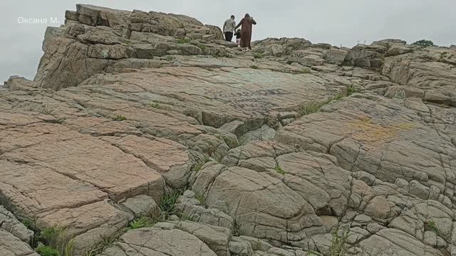 Гуляю по скалам в бухте Рисовой. Андреевка