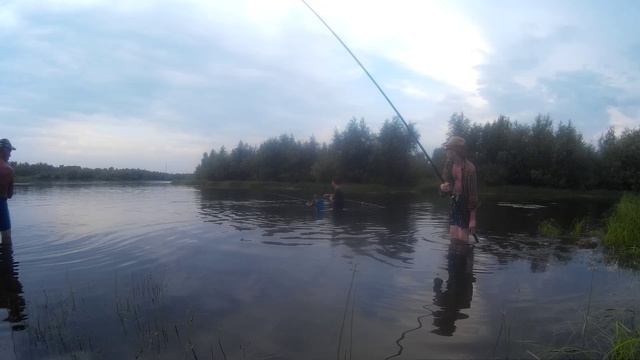 За карасем на Ахтубу попали в разгул стихии.