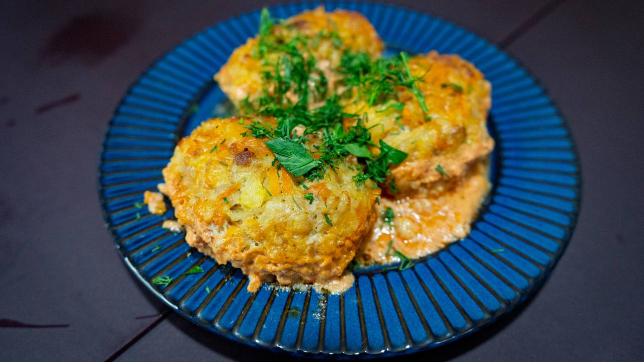 Ленивые голубцы из белокочанной капусты с фаршем и рисом в духовке в томатно-сметанном соусе