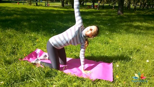 Упражнение на раскрытие грудного отдела позвоночника йогатерапия для спиныТатьяна Дудина