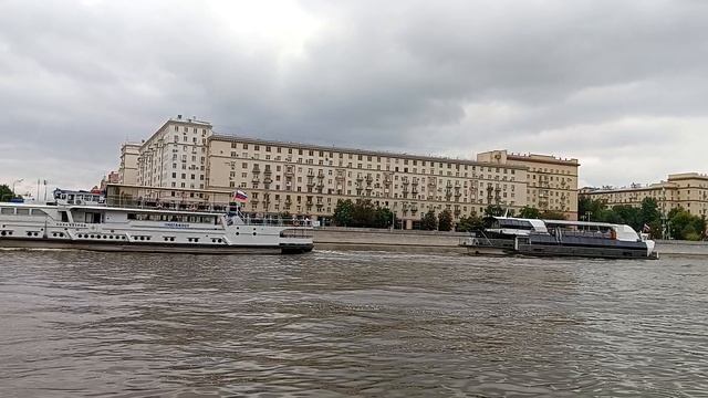 Москва.Воробьвы горы.Москва река, на теплоходе скрипач играет мелодию, набережная прекрасное место