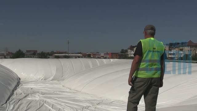 В Ейске над ледовым дворцом «Снежинка» подняли мембрану купола.