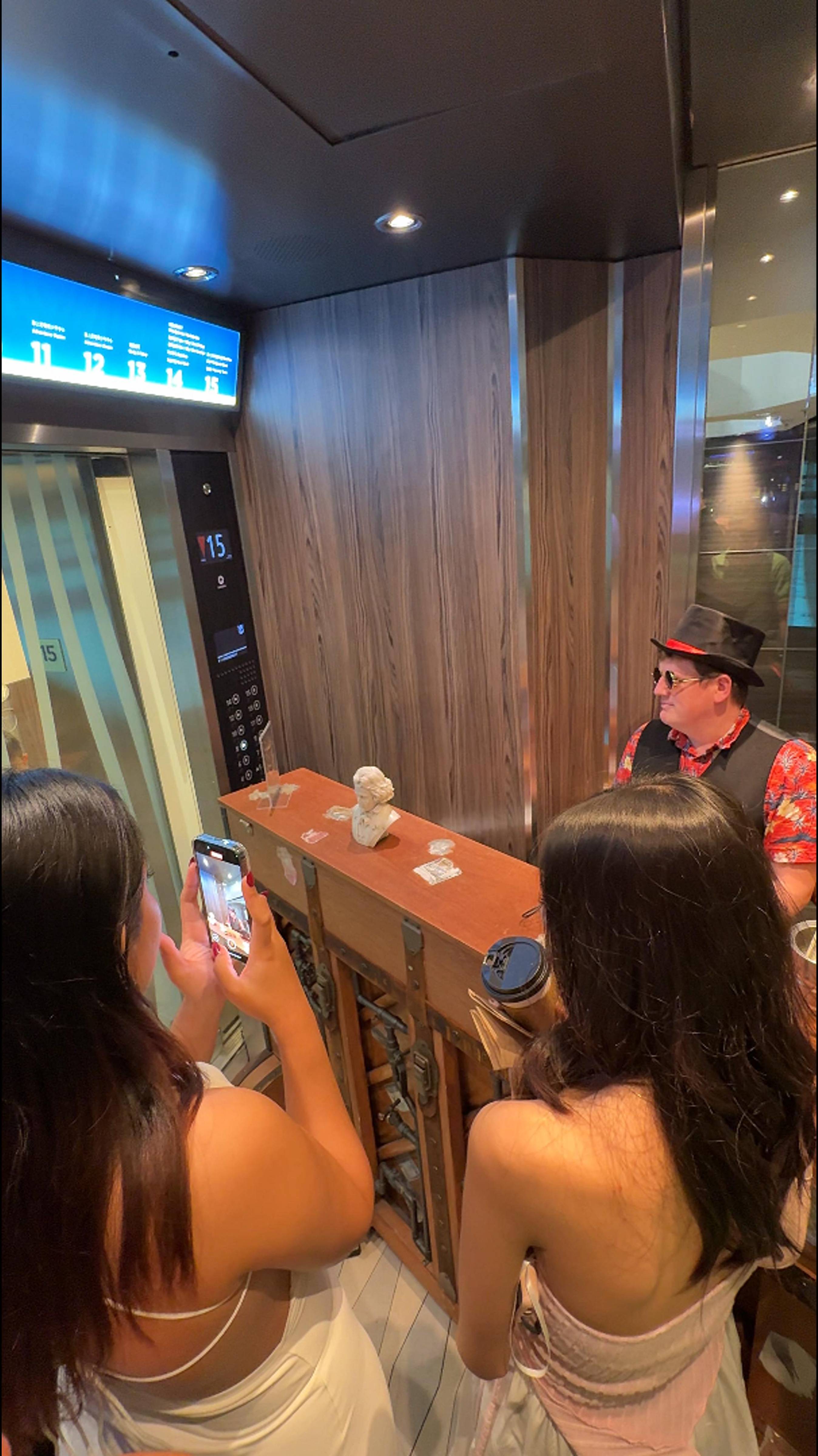 Музыкальный лифт круизного лайнера. Океанский лайнер Спектр морей пианино играет в лифте