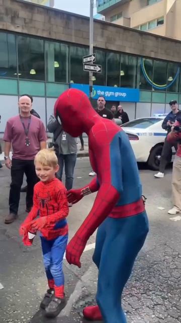 «Человек-паук 4», кадры со съемок, часть 3, Том Холланд и фанат