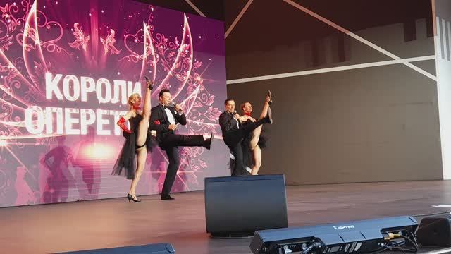 Без женщин жить нельзя на свете, Театральный бульвар