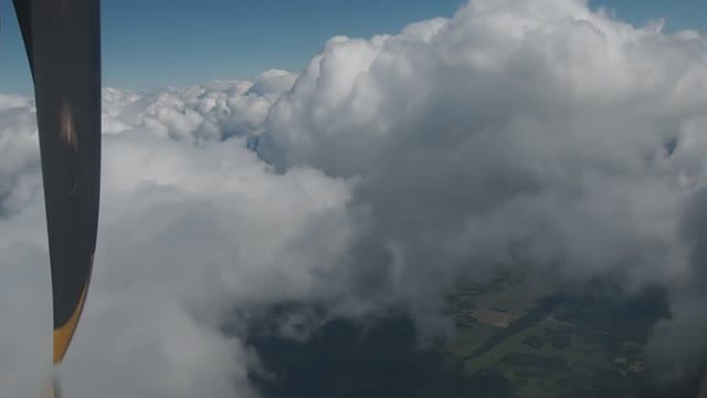 Полет на винтовом самолете через облако.