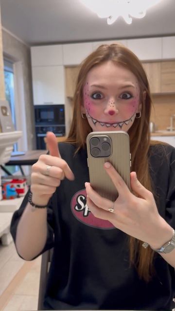 Младшая сестра фоткает старшую сестру