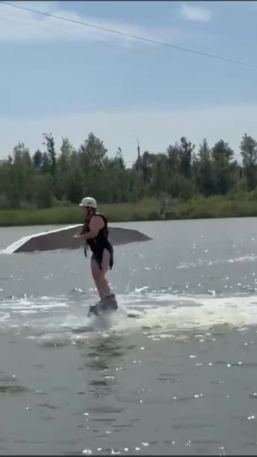 Полет на флайборде над озером в Новосибирске: Экстремальные развлечения Агентства Экстрима АХАА