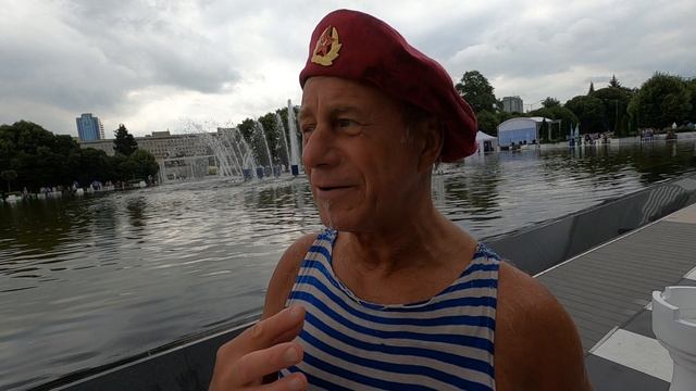 Дед десантник в Малиновом берете ВДВ времен Чехославакии.