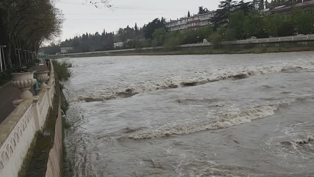 Река Сочи - до и после наводнения.