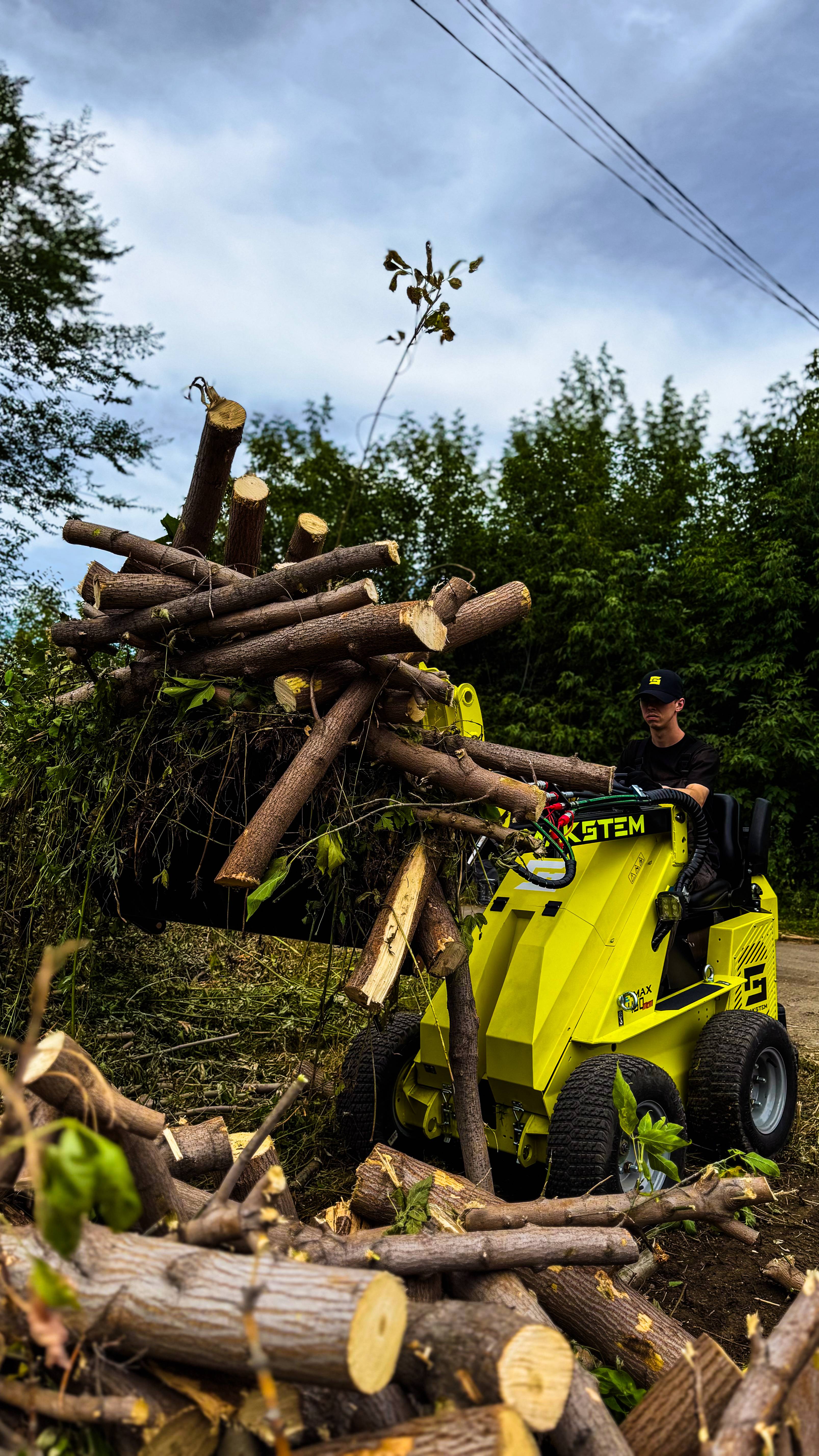 ЭЛЕКТРО МИНИПОГРУЗЧИК E-MAX #погрузчик #гидросистема #макстем #makstem #миниспецтехника #спецтехника