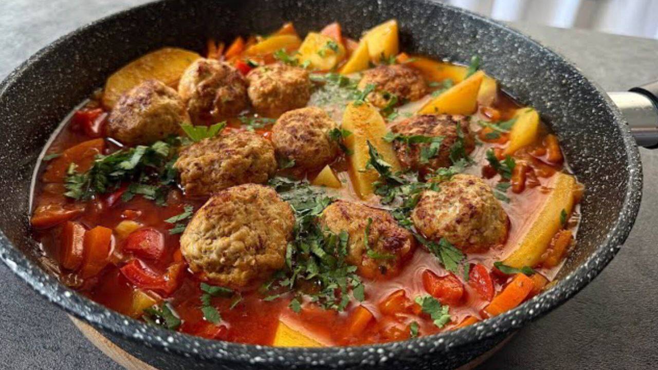 Сытный ужин картошечка с тефтелями