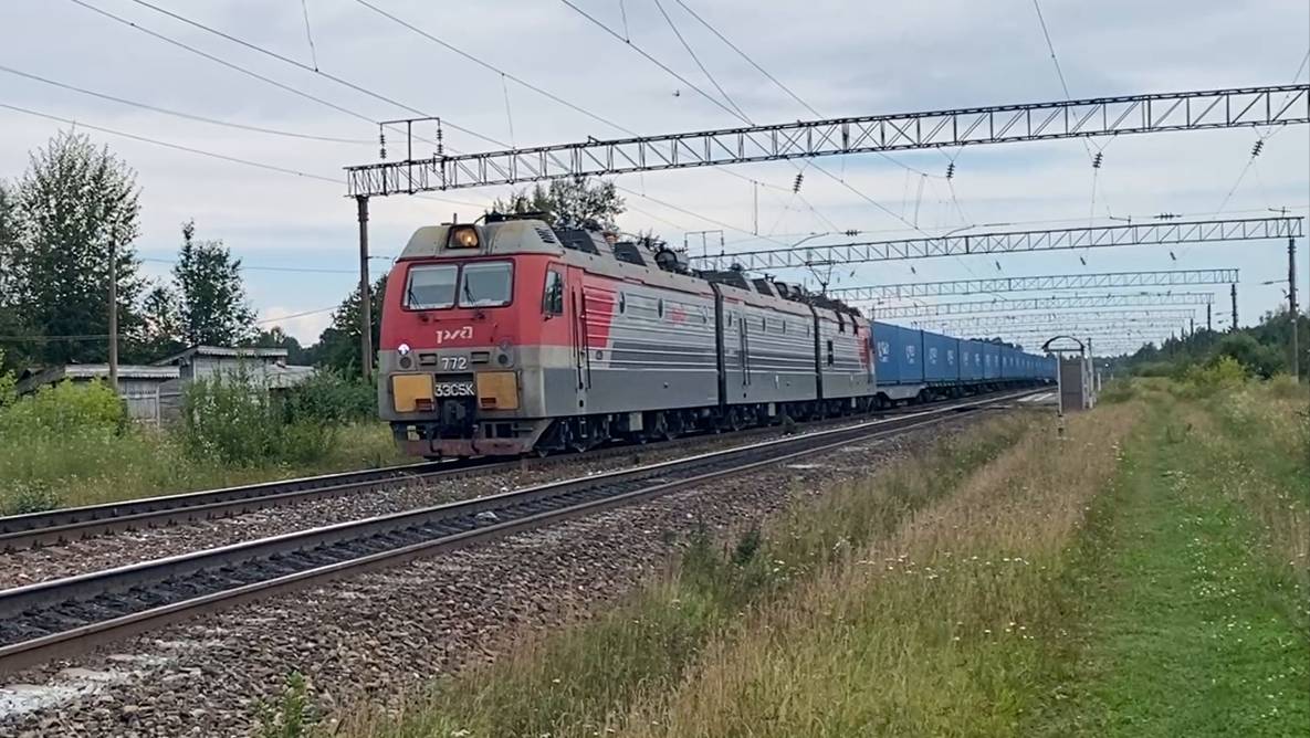 3ЭС5К-772 с грузовым поездом следует через о.п. Мурино ВСЖД. Дата съемки: 02.08.2025