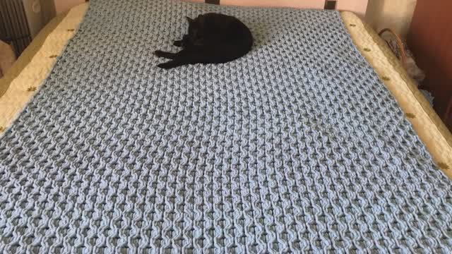 ВДОХНОВЛЯЕМСЯ, ВЯЖЕМ ПЛЕД без спиц и крючка КРАСИВЫМ УЗОРОМ !