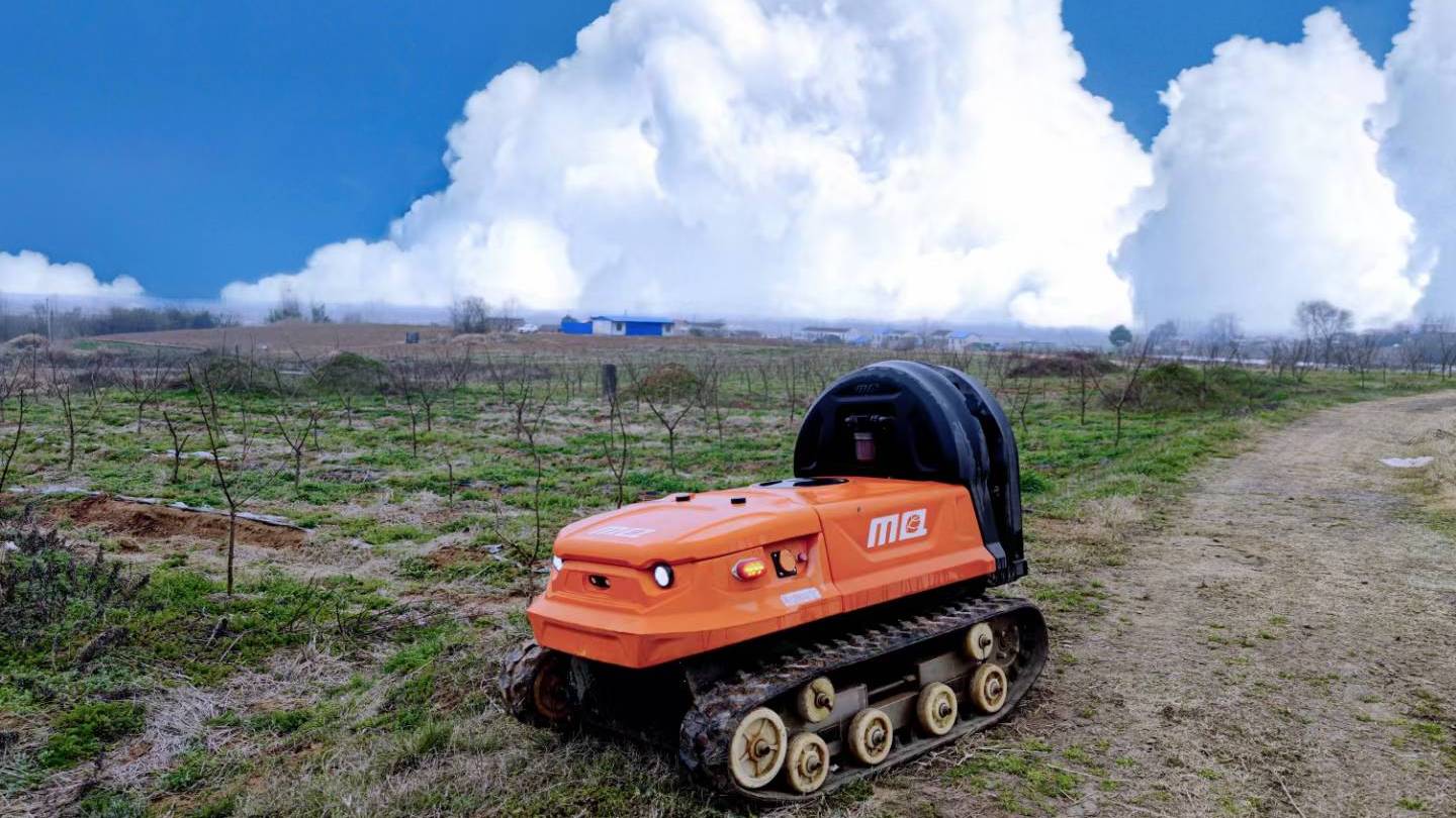 Робот опрыскиватель с увеличенным клиренсом