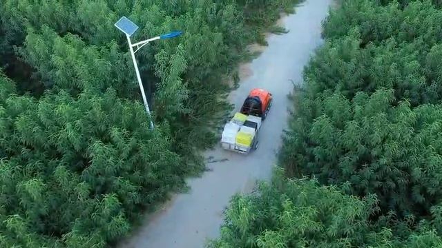 Робот опрыскиватель перевозит грузы