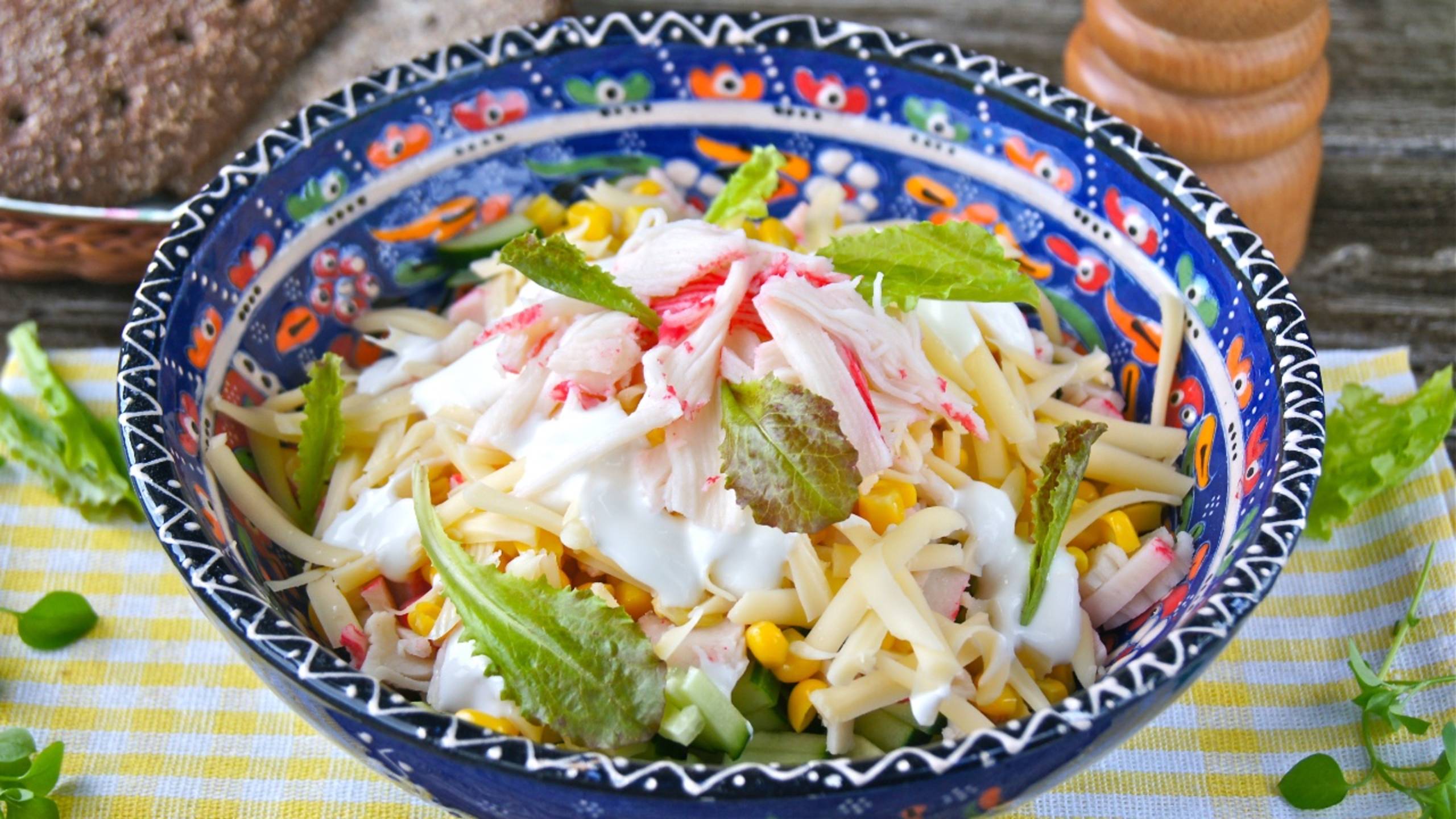 Простой салат с крабовыми палочками, кукурузой и сыром