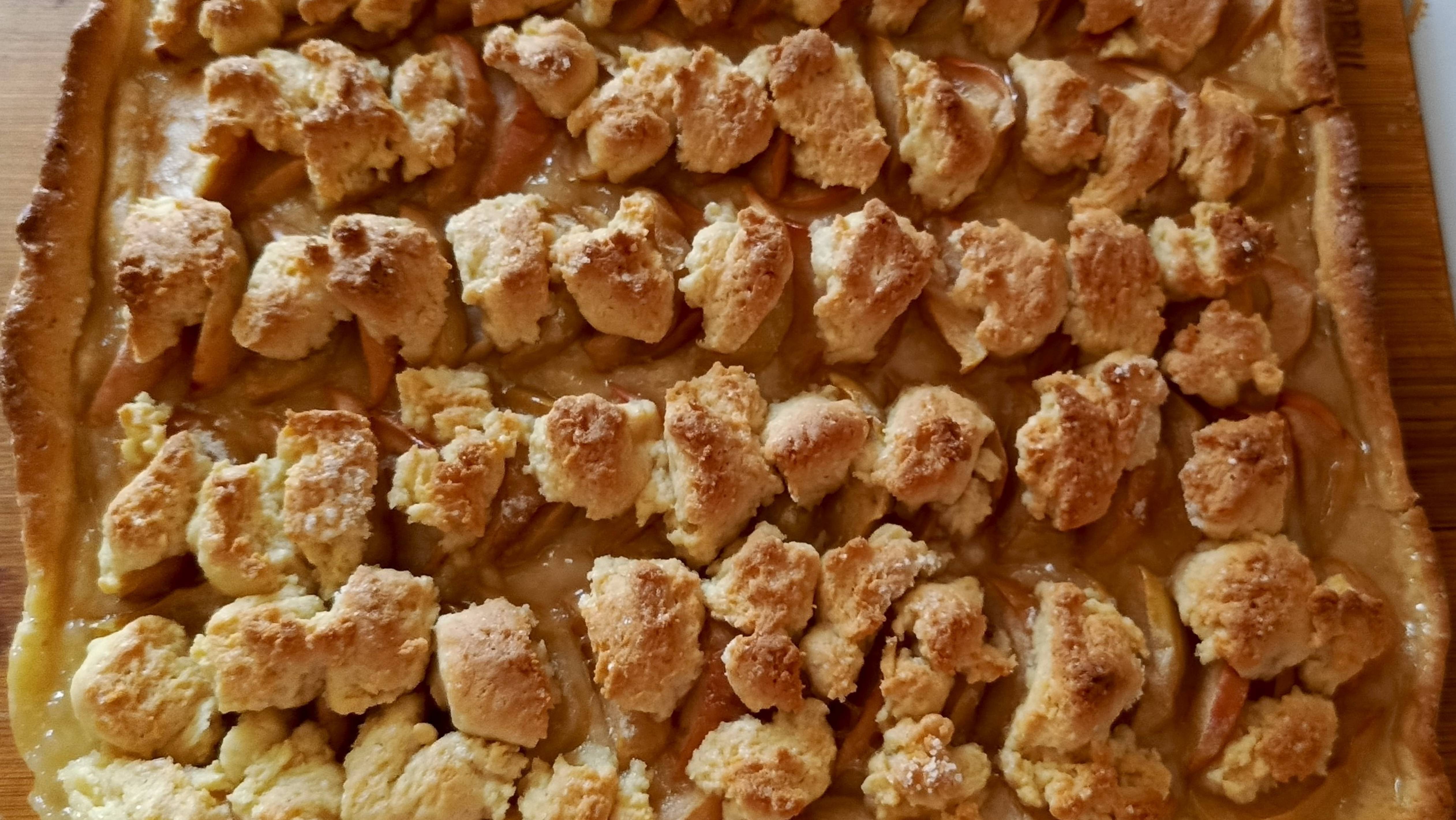 ПИРОГ С ЯБЛОЧНЫМИ ДОЛЬКАМИ И ИНТЕРЕСНОЙ КРОШКОЙ