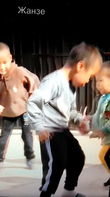 Малыш ЗАЖИГАЕТ!