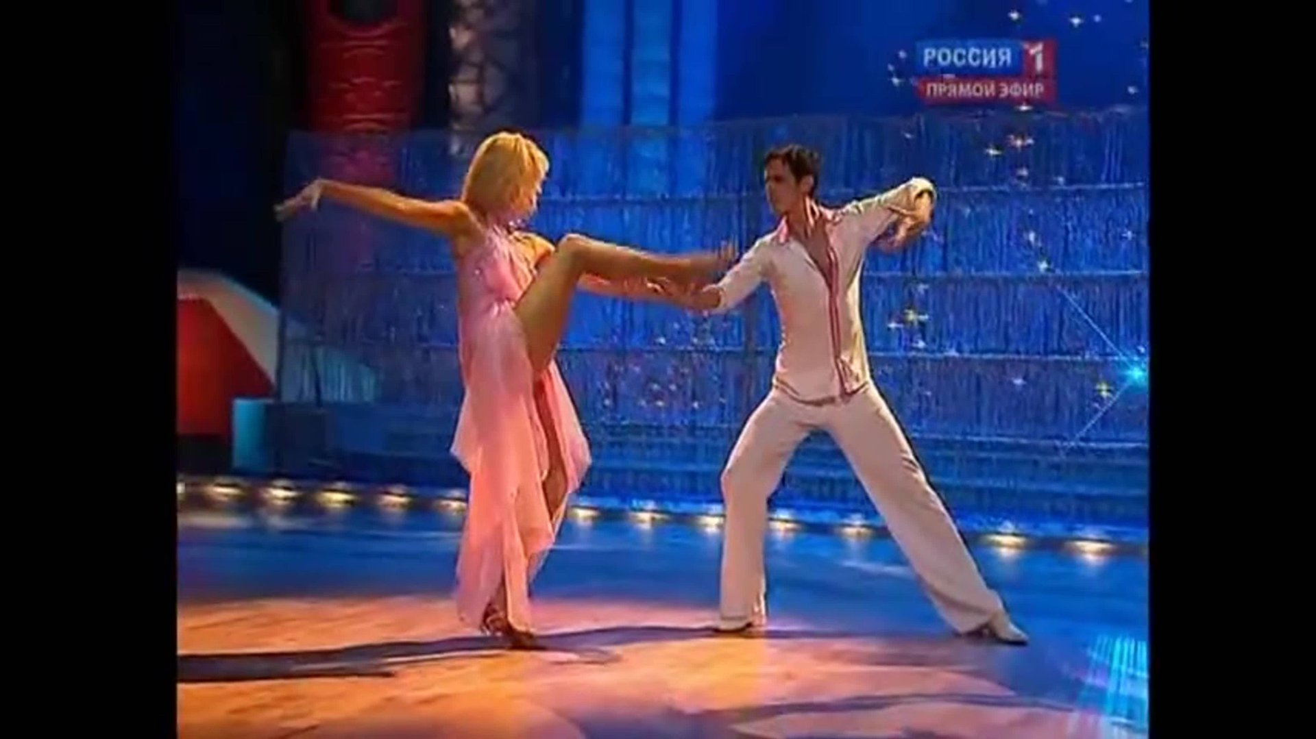 «Энергосберегающая подтанцовка»: балет Татьяны Булановой затмил певицу и стал звездой Сети