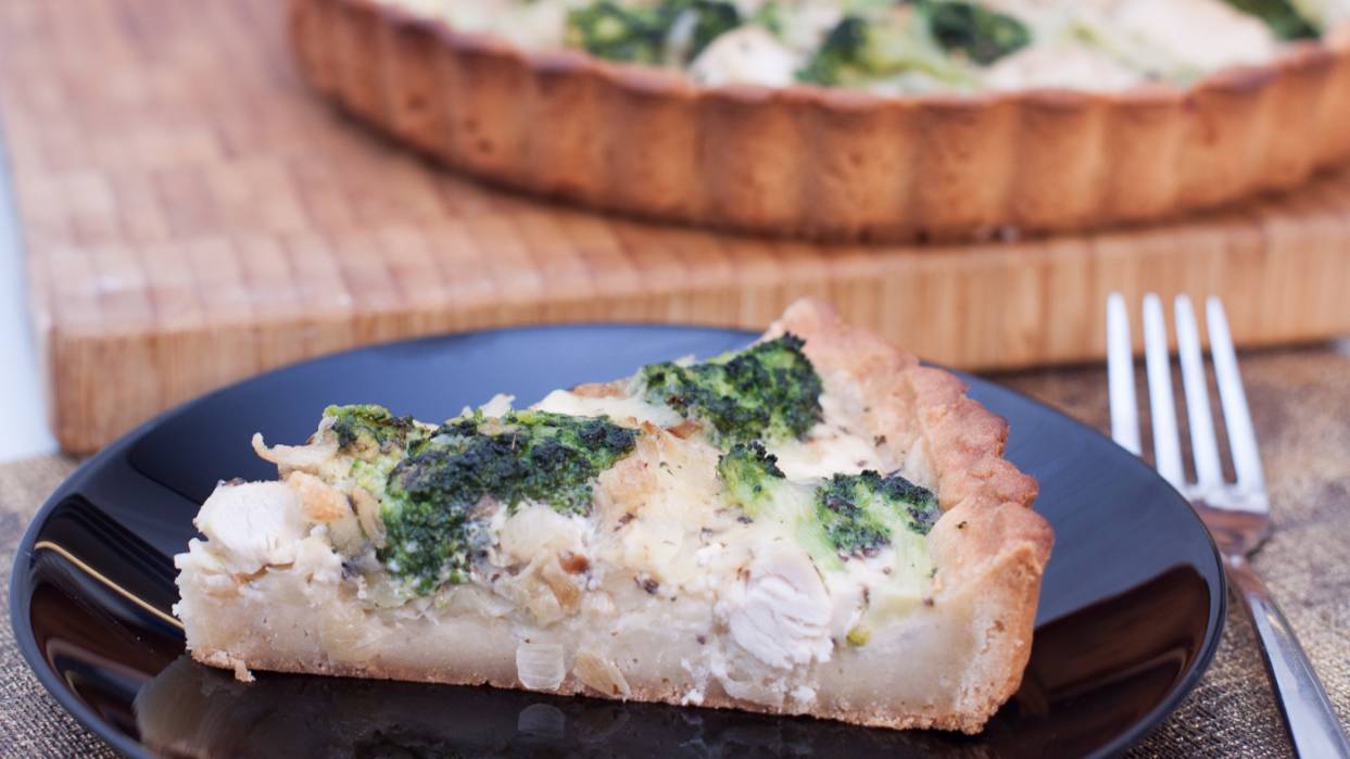 У вас есть куриная грудка и брокколи? Приготовьте этот киш. Вы удивитесь, насколько он вкусный.