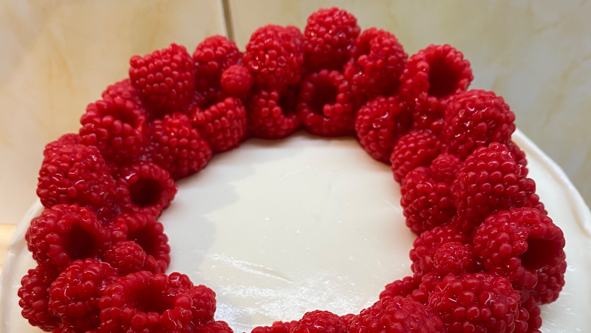 Венок из малины в силиконовой форме