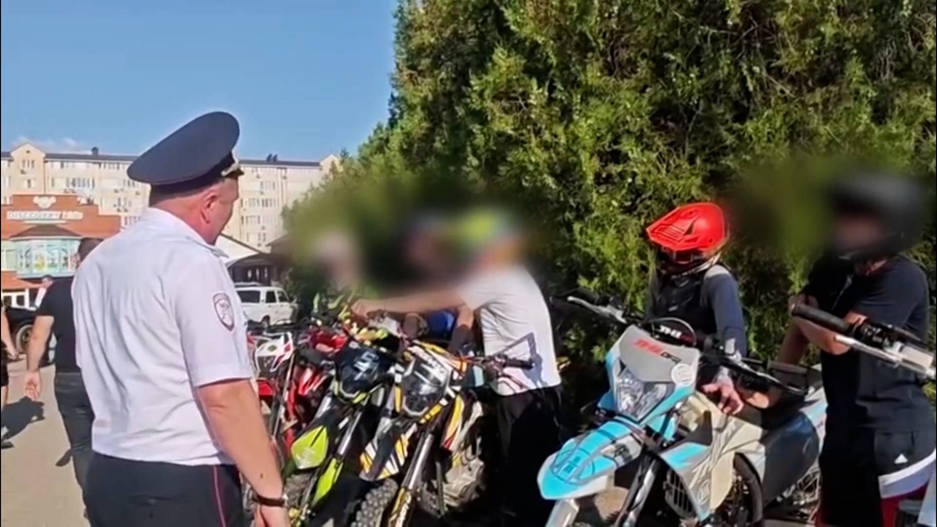 СОТРУДНИКИ ГАИ ПРЕСЕКЛИ МАССОВЫЙ ЗАЕЗД ЮНЫХ МОТОЦИКЛИСТОВ