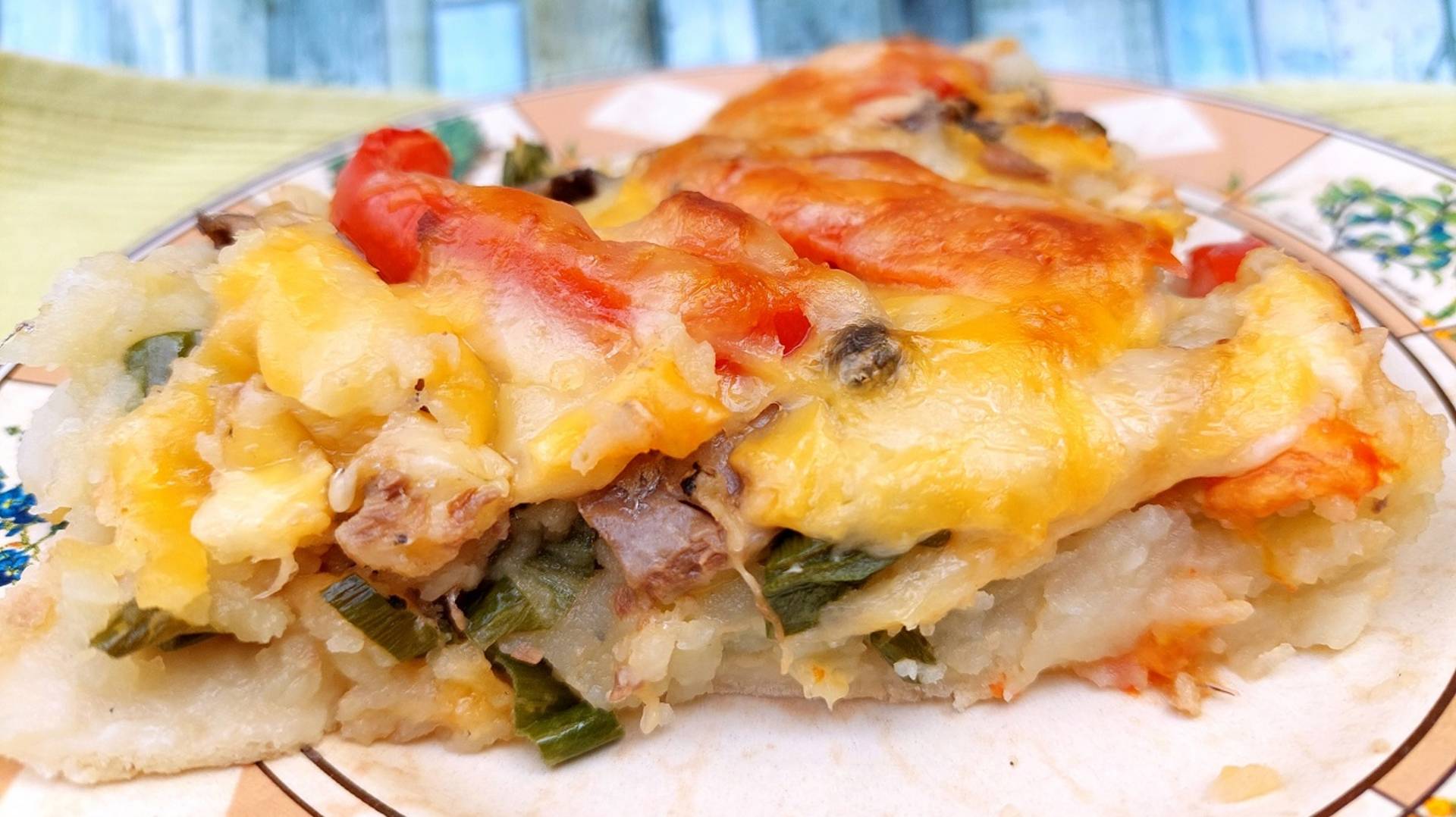 Пирог, открытый с рыбными консервами. Пирог может претендовать на сытное самостоятельное блюдо.