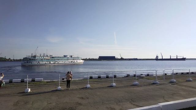 Русь Великая отходит от причала Архангельска