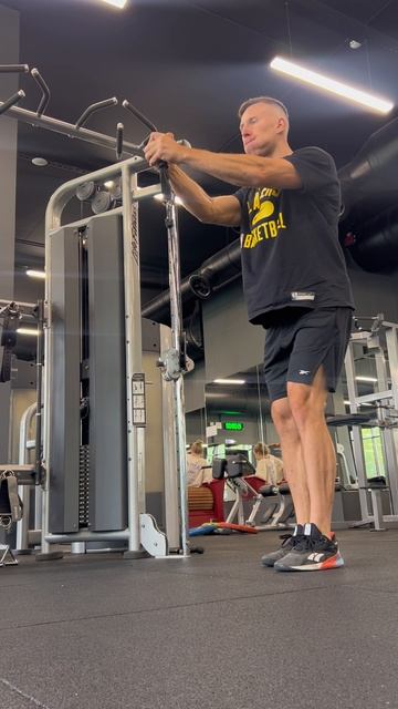 выпад назад с изометрическим удержанием