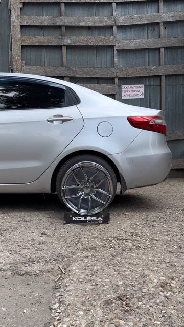 KIA RIO на примерке дисков в 17-ом диаметре