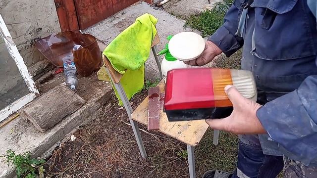 Полировка заднего фонаря автомобиля. Вручную.