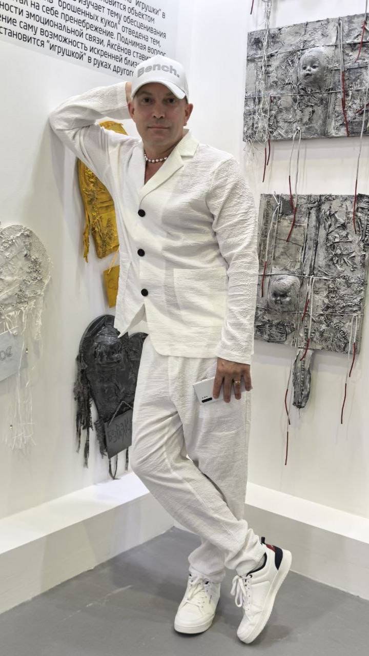 Художник Владислав Аксёнов на WORLD ART DUBAI 2025