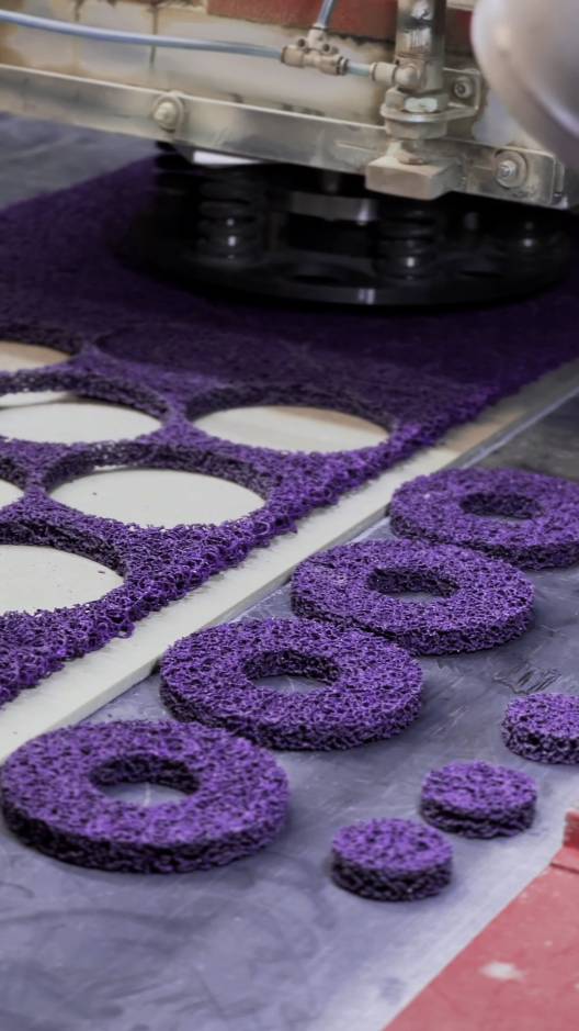 Как БАЗ производит коралловые круги? Показываем весь процесс — от и до