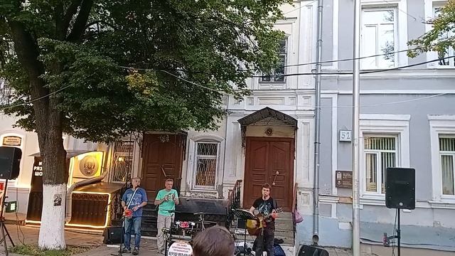 Рязань.Знаменитая Почтовая улица. Музыканты исполняют для отдыхающих в выходные популярные песни