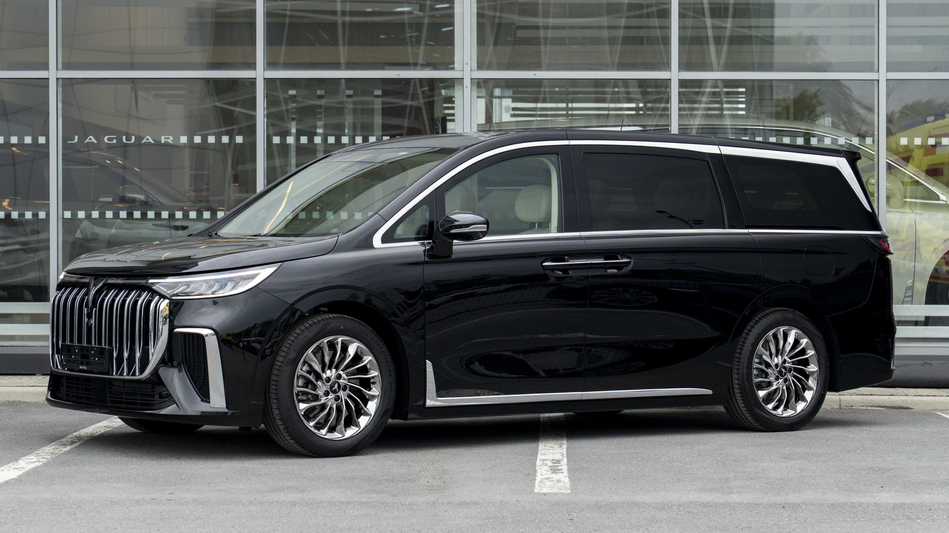 Voyah Dream EVR Черный, белый салон