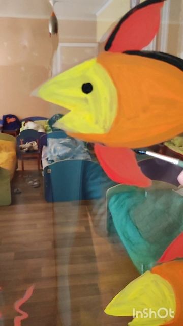 Рисунок на стекле. Стая рыбок