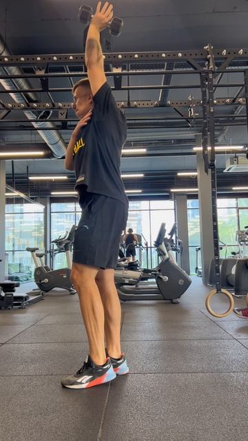 выпад назад с гантелью в руке над головой