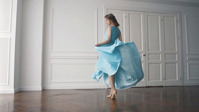 Девушка в платье