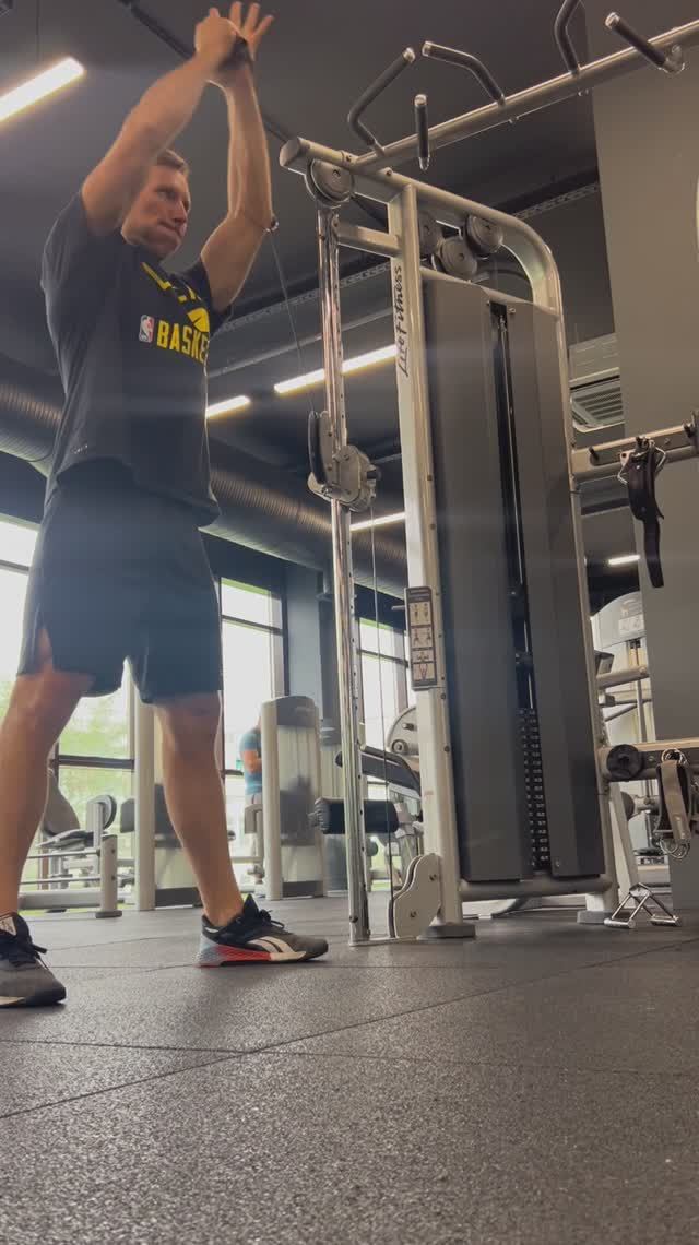 изометрическое удержание с сгибанием рук