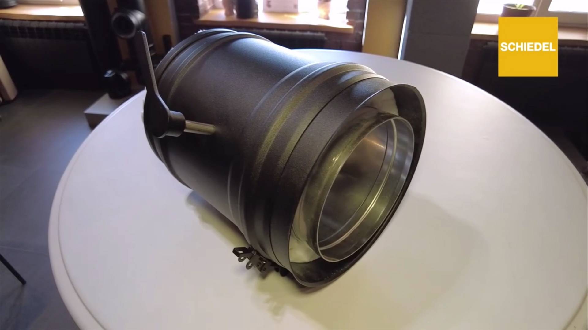 Шибер поворотный с фиксацией положения и ручкой.