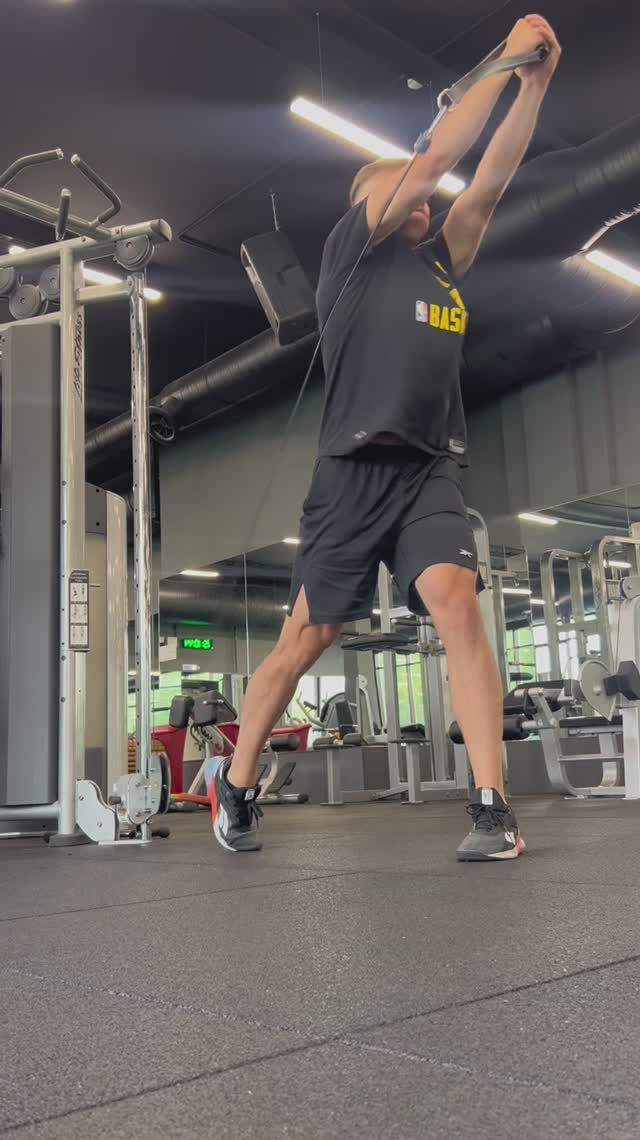 Дровосек стоя снизу