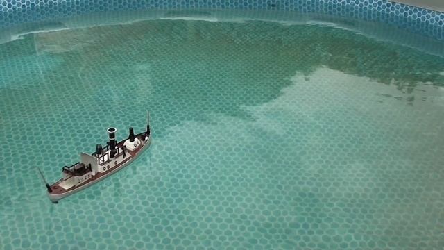 Кораблик в бассейне